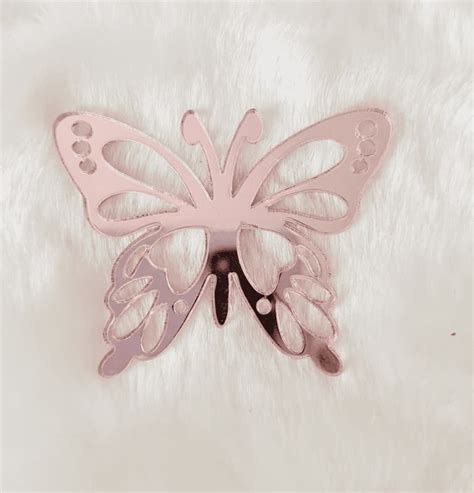 Borboleta vazada em acrílico espelhado Jardim KiEncanto apliques de