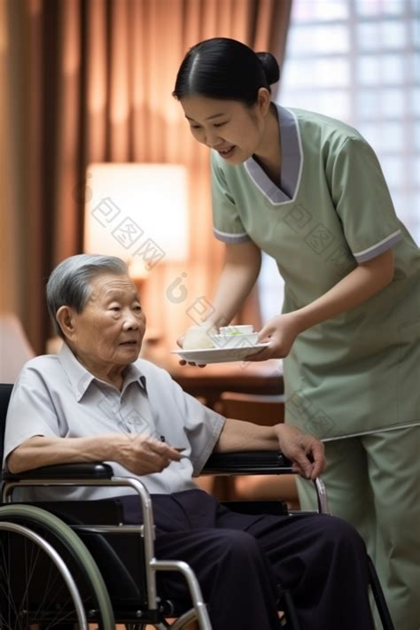 养老院护工照料老年人银龄院图片 包图网