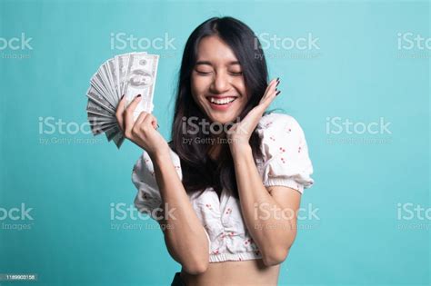 돈 지폐의 무리를 보여주는 젊은 아시아 여자의 초상화입니다 20 29세에 대한 스톡 사진 및 기타 이미지 20 29세