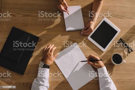 기업인 작업 및 커피와 디지털 태블릿 나무 테이블에 쓰기의 상위 뷰 기업 문화에 대한 스톡 사진 및 기타 이미지 기업 문화