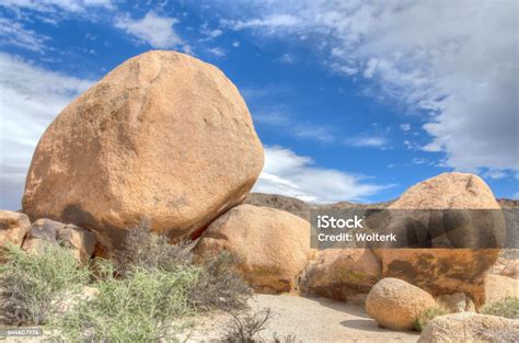 조슈아 나무에서 아름 다운 바위 0명에 대한 스톡 사진 및 기타 이미지 0명 건조한 국립공원 Istock