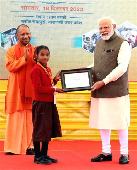 Pm Narendra Modi With Beneficiaries At Viksit Bharat Sankalp Yatra