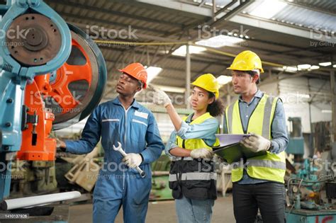 철강 공장에서 유니폼을 입은 세 명의 다양한 다문화 중공업 엔지니어와 근로자 25 29세에 대한 스톡 사진 및 기타 이미지 25 29세 강철 건축가 Istock