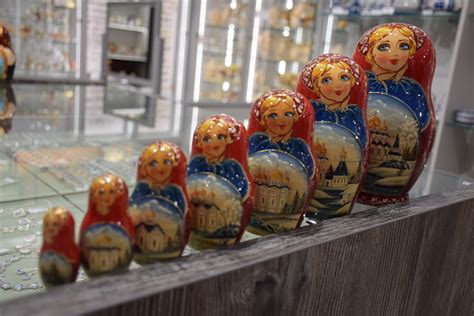 기념품이 게에서 7 개의 다채로운 Matryoshka 인형의 세트 마트는 감소 하는 다른 하나를 배치 하는 크기의 나무 인형