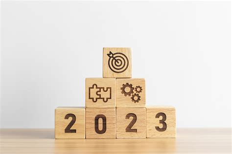 2023 사업 목표 계획이 있는 나무 블록 행동 전략 목표 사명 팀워크 아이디어 및 새해 시작 개념 0명에 대한 스톡 사진 및