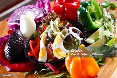 세라노 햄 샐러드 칠면조 햄 살라미 보라색 양배추 삶은 달걀 고추 아보카도 올리브 양상추와 자메이카 물과 함께 0명에 대한 스톡 사진 및 기타 이미지 Istock