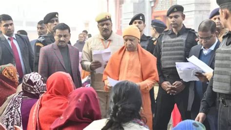 Gorakhpur जनता दर्शन में अधिकारियों पर सख्त दिखे Cm योगी बोले गंभीरता