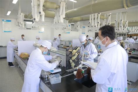 挑炒看筛 江苏中药传统技能大赛学子亮出真功夫 中国江苏网