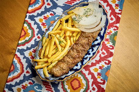 감자 튀김과 함께 접시에 제공되는 다진 고기로 만든 전통적인 터키 룰라 케밥 0명에 대한 스톡 사진 및 기타 이미지 0명 고기 구이 Istock