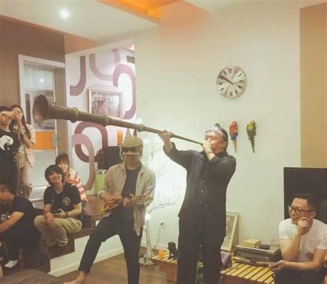 劉歡豪宅遭曝光，客廳容納60人聚會，不愧是「音樂教父」！ 每日頭條