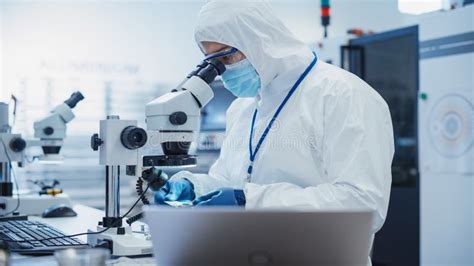 Electronic Manufacturing Factory Engineer In Sterile Coverall