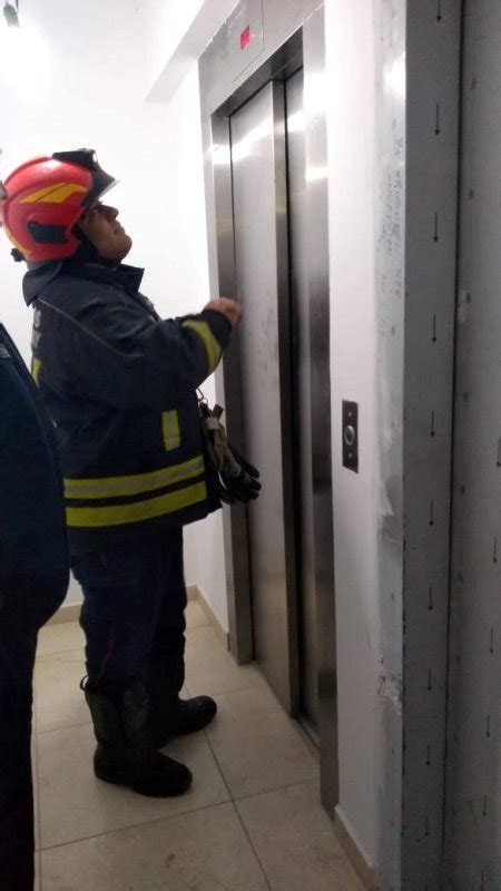 Cuatro Personas Quedaron Atrapadas En Un Ascensor Diario La Calle