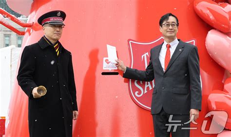 사랑샘 자선냄비에 기부하는 이경우 휘슬러코리아 대표이사 뉴스1