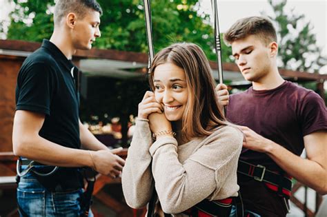그녀의 입술을 물고 있는 동안 무서 워 큰 눈으로 흔적을 보고 밧줄 슬라이드를 갖춘 아름 다운 백인 여자의 초상화를 닫습니다 공원에 대한 스톡 사진 및 기타 이미지 Istock