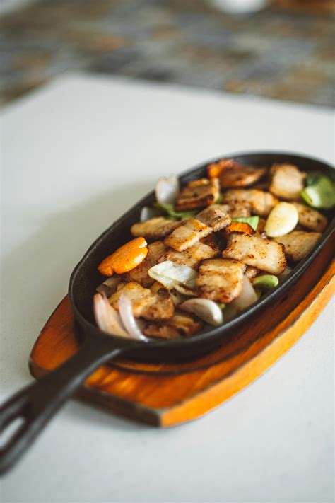 고기 기름기 많은 돼지 가죽 돼지고기 돼지고기 바이트 맛 맛있는 미식가 바삭바삭한 삼겹살 소금 손가락 음식