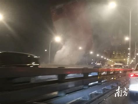 突发！广州洛溪桥面一汽车发生自燃，右侧车道已封闭进行处理白烟