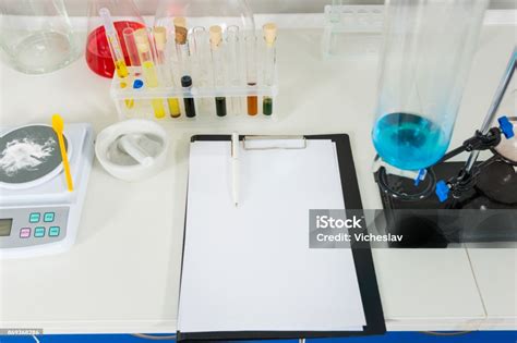 보고서 테스트 튜브 및 다른 액체 플라스 크 근처 클립보드 실험실에 대한 스톡 사진 및 기타 이미지 실험실 클립 보드