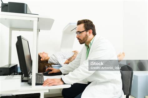 진단 이미징 실험실에서 일하는 기술자 방사선 작가 농도측정에 대한 스톡 사진 및 기타 이미지 농도측정 X 레이 장비