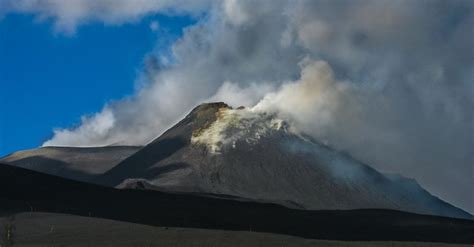 Nach Ausbruch des Ätna Flughafen von Catania weiter gesperrt AERO