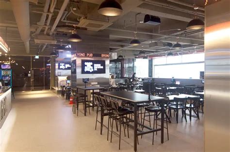 탁 트인 뷰가 매력적인 빈티지 모던 컨셉 200평 피자 펍 인테리어 부산 수영구 광안동