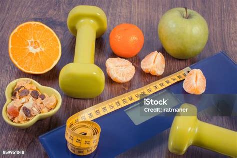 디지털 스케일 아령 과일 및 Muesli 건강 한 영양 및 슬리밍 개념에 줄 자 0명에 대한 스톡 사진 및 기타 이미지 0명