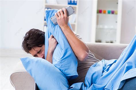 Fondo Un Hombre Acostado En La Cama Con Una Unidad De Control Remoto