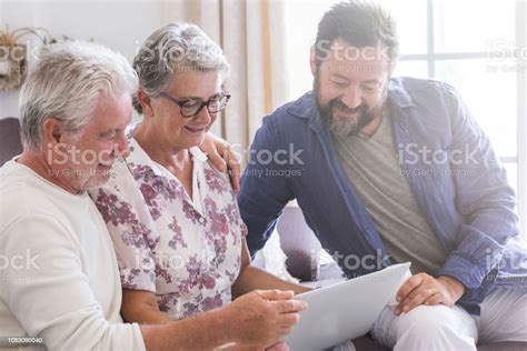 가족 팀 직장 집에서 소파에 앉아 있습니다 미소 하 고 노트북에 함께 일 하는 재미 어머니 아버지와 아들 수석 사용 기술 및