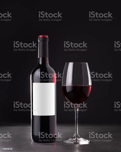 모형을위한 빈 라벨이있는 단일 레드 와인 병과 어두운 회색 배경에 레드 와인 한 잔 형판에 대한 스톡 사진 및 기타 이미지