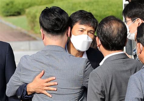 비서 성폭행 안희정 만기 출소고개 숙이고 ‘묵묵부답 헤럴드경제
