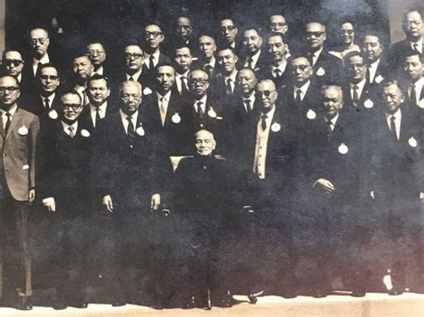 （國共內戰史料）民國58年，蔣中正總統於陽明山中山樓宴請第一屆老立法委員合影紀念。蔣家御用名攝影師胡崇賢攝影。最後一張照片是供比對中山樓，非本