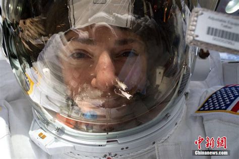 太空行走来张自拍 Nasa公布女宇航员与地球合影新浪图片