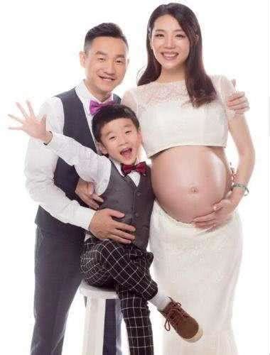 女星怀双胞胎孕肚有多大？谢娜怀孕不到7个月便像临盆孕妇！