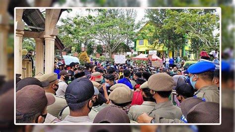 Mahasiswi Cantik And Polisi Ganteng Ini Berdampingan Usai Demo Tolak Uu
