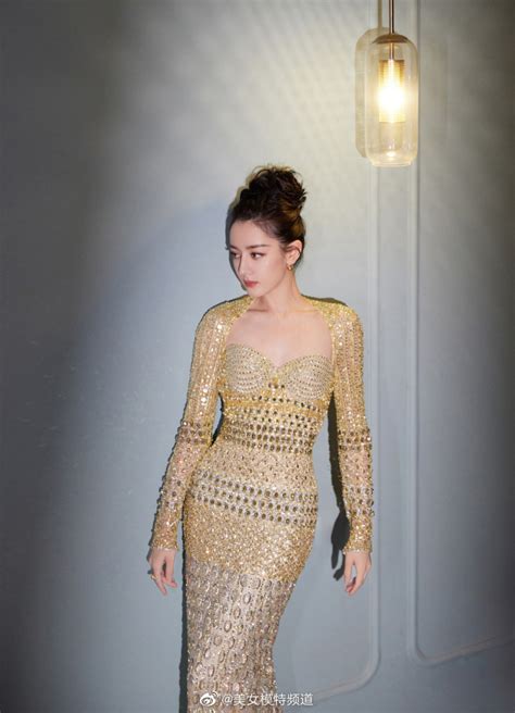 迪丽热巴金色水晶缀饰露背礼服秀身材
