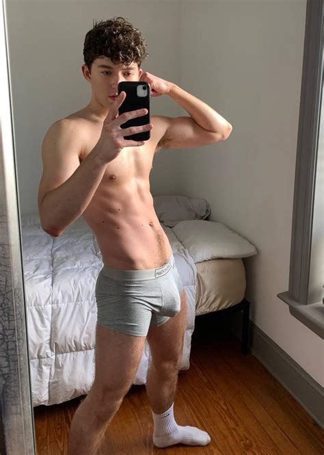 Hot Bulge Selfie R Bulges