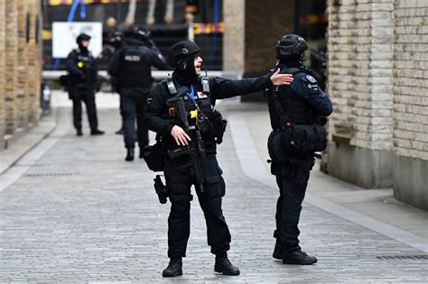 Angleterre Une Attaque Au Couteau Au Centre De Londres Lassaillant Tué