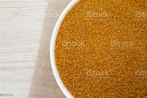 흰색 나무 표면에 흰색 그릇에 담긴 유기농 갈색 설탕 상위 뷰 위에서 머리 위로 평평하게 놓습니다 공간을 복사합니다 갈색에 대한 스톡 사진 및 기타 이미지 Istock