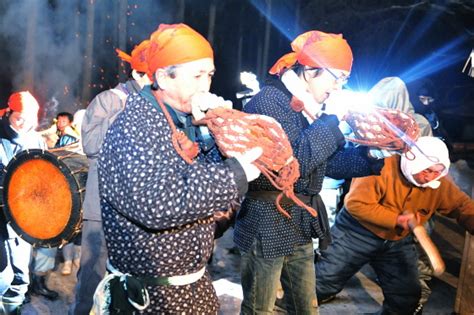 裸の男たちが凍った川で水を浴び炎の上で叫ぶ「蘇民祭」現地取材～争奪編～ Gigazine