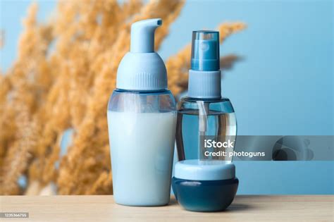 투명 한 파란색 빈 화장품 포장 모형 크림 항아리 비누 펌프 병 및 스프레이 로션의 화장품 세트 뷰티 제품 패키지 디자인 스킨