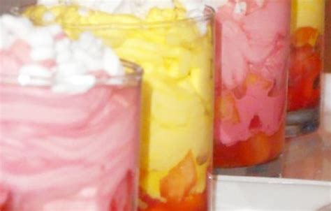 Verrines chantilly fruitées colorées Recette de Verrines chantilly fruitées colorées Marmiton