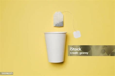 노란색 배경에 티 백 흰색 판지 컵 조롱 공간을 복사합니다 0명에 대한 스톡 사진 및 기타 이미지 0명 개념 건조한 Istock