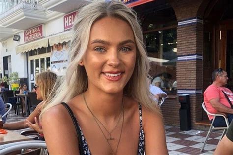 Muere una influencer al caer por un acantilado mientras se hacía un selfie