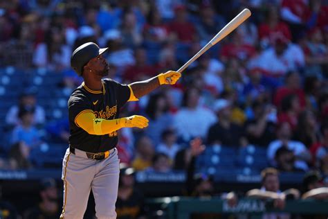 Andrew Mccutchen Learns Fans In Pittsburgh And Philadelphia Love Him After Hitting His 300th