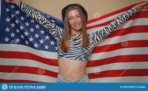 Encantadora Joven Mujer Ondeando Y Envolviendo La Bandera Estadounidense Celebrando Los Derechos