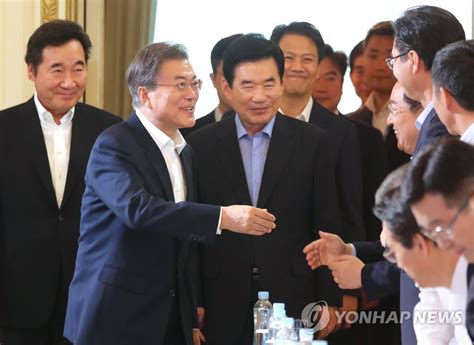 국정과제 보고대회 입장하는 문 대통령 연합뉴스