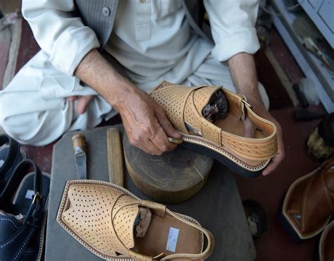 لڑائی جھگڑوں سے دور، سینٹرل جیل پشاور میں قیدیوں کو کھیڑیاں بنانے کی