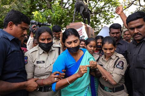 தெலங்கானா முதல்வருக்கு எதிராக டெல்லியில் போராட்டம் ஒய்எஸ்ஷர்மிளா