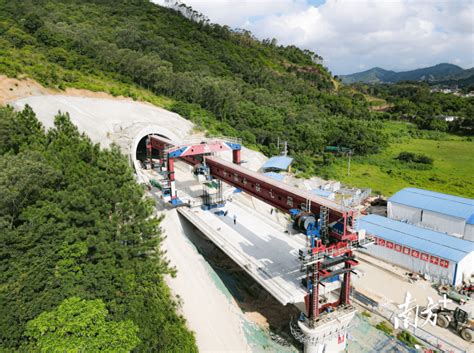 中秋、国庆双节，他们坚守在茂名高铁的建设一线广湛工人施工