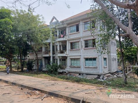 Mizzima ပုံအညွှန်း ငလျင်ဒဏ် ကြောင့်ပျက်စီးသွားသည့် ဝန်ထမ်းအိမ်ရာအချို့နှင့် အပြင်ထွက် နေထိုင