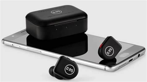 These Durable Wireless Earphones Attenuate Outside Noise